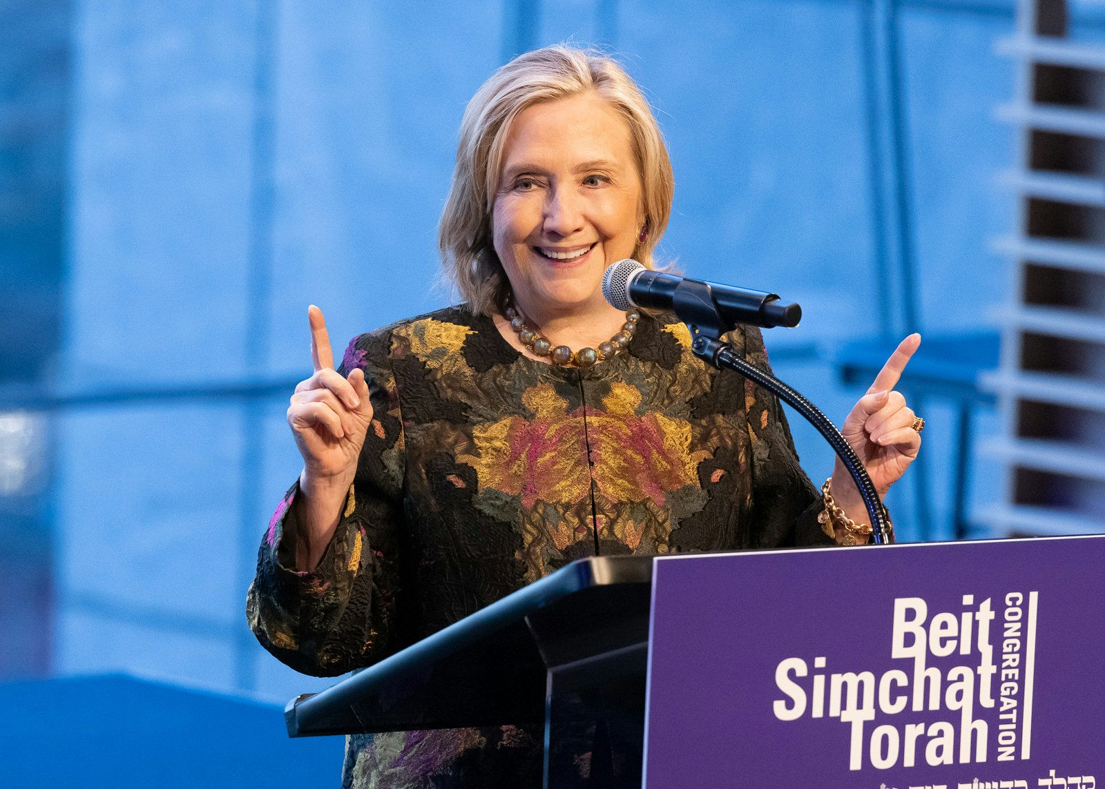 Sharon Kleinbaum gets stellar send-off after 32 years as rabbi at CBST